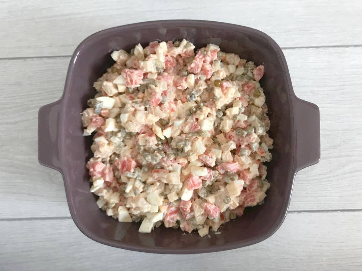 Tradycyjna sałatka jarzynowa z soczystym jabłkiem - Najlepszy Przepis!